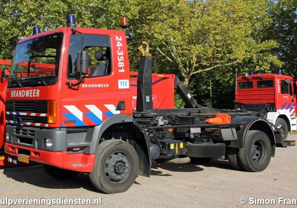 Auto uit 1993 met kenteken BB-BH-27 en roepnummer 24-3581 van post ...