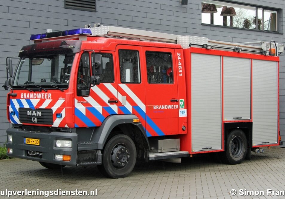 Auto uit 2003 met kenteken BN-SH-30 en roepnummer 92-643 2643 van post ...
