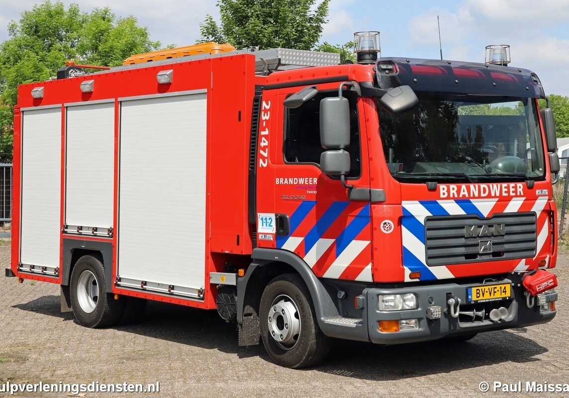 Auto uit 2009 met kenteken BV-VF-14 en roepnummer 23-1472 VR-876 van ...